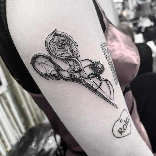 44 Bold Scissor Tattoo Ideas That Show Your True Spirit